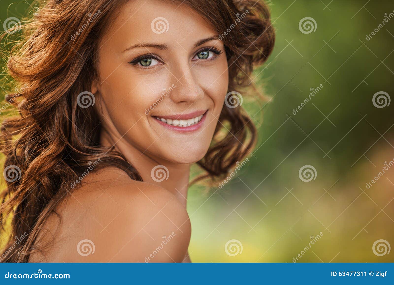 Portret Van Verleidelijk Meisje Stock Afbeelding - Image of naakt, gelukkig: 63477311