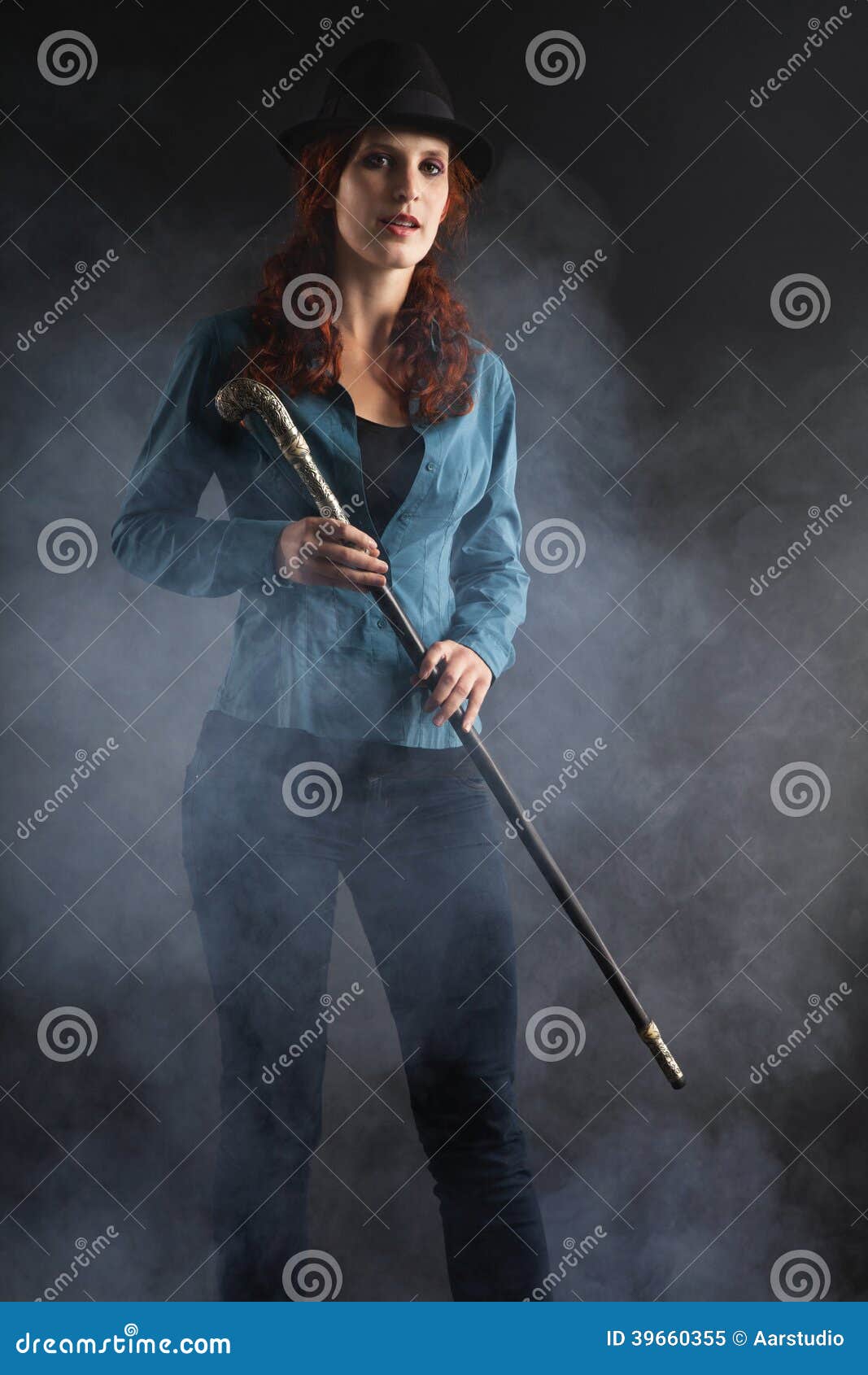 Portret Van Vrouwelijke Tovenaar Stock Afbeelding - Image of ...