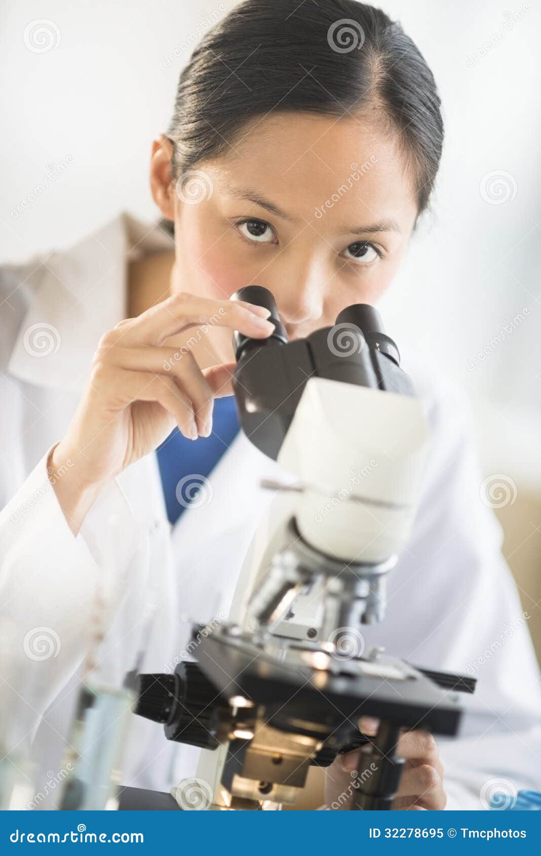 Portret Van Vrouwelijke Wetenschapper Using Microscope Stock Afbeelding ...