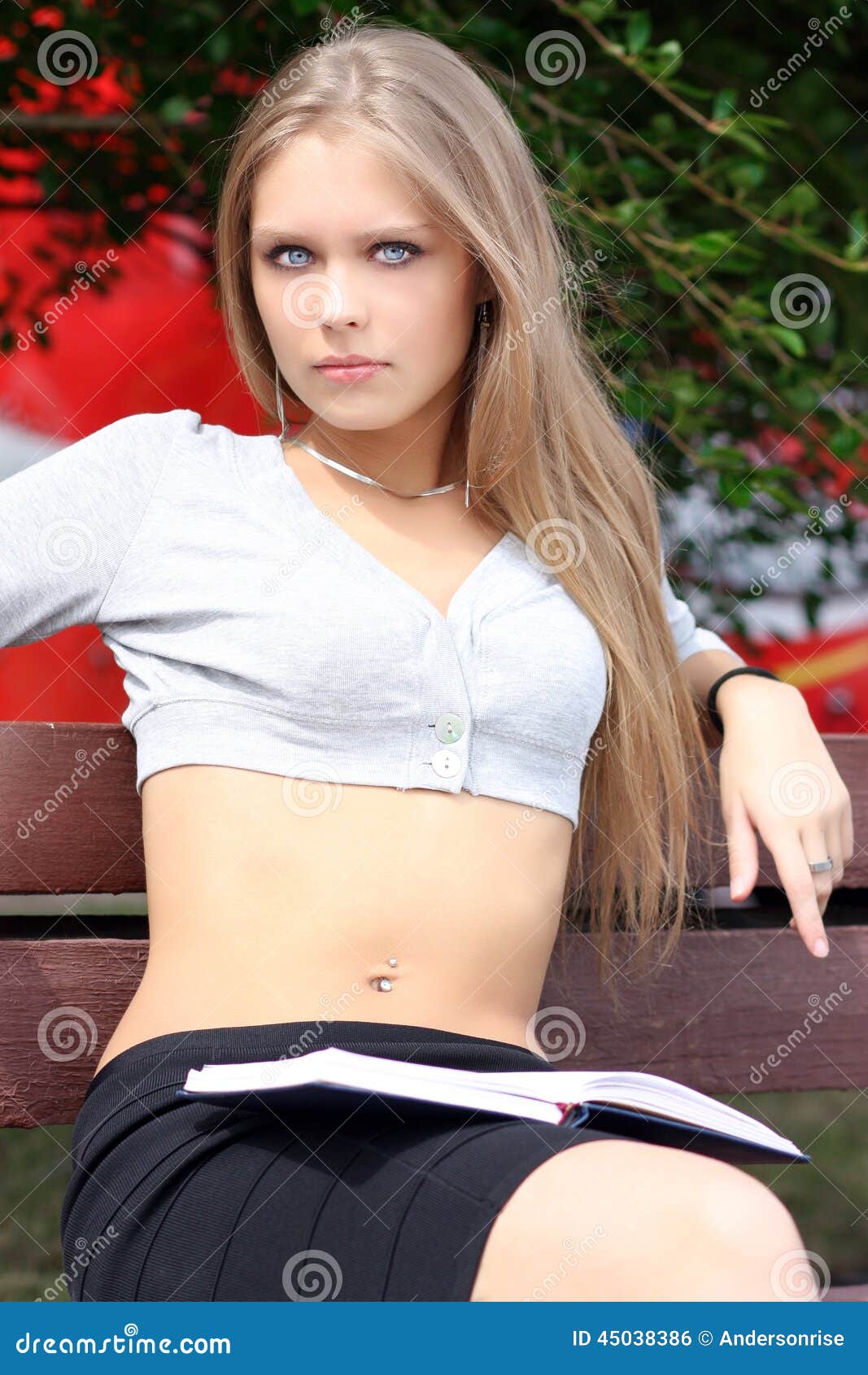 Portret Van Zitting Van De Blonde De Jonge Vrouw Op De Bank Stock Foto ... Portret Van Zitting Van De Blonde De Jonge Vrouw Op De Bank Stock Foto ...