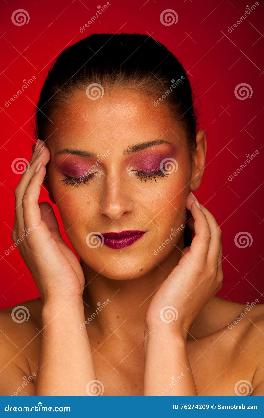 Portrit De La Belleza De Una Mujer Morena Hermosa Imagen De Archivo Imagen De Cuidado Pelo