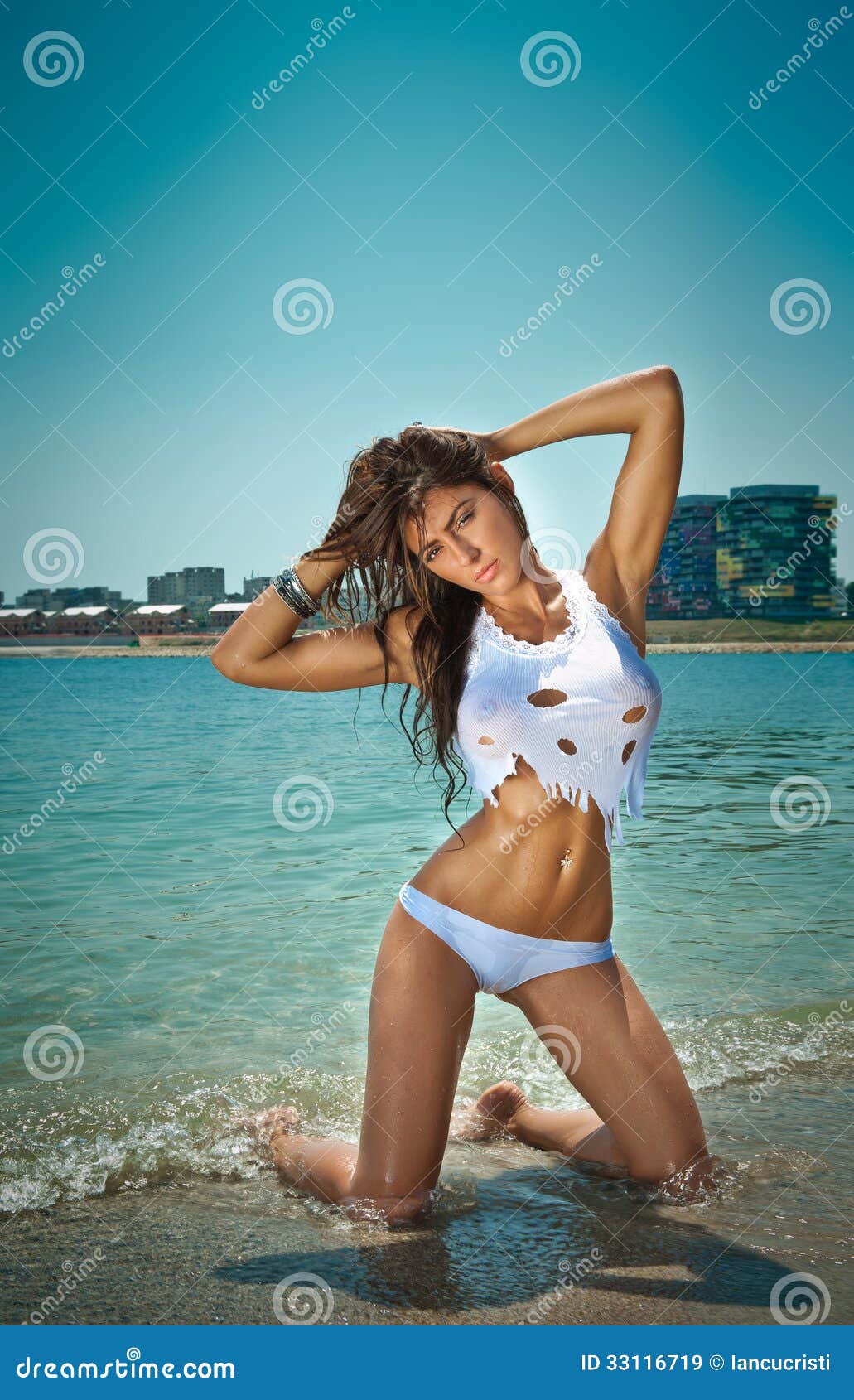 Porträt Des Jungen Sexy Brunettemädchens Im Weißen Bikini Und Im Nassen