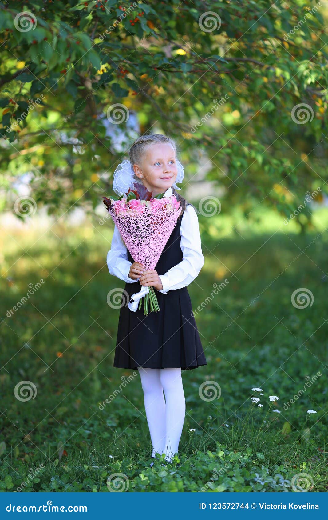 Porträt Eines Glücklichen Schulmädchens In Einer Uniform Mit