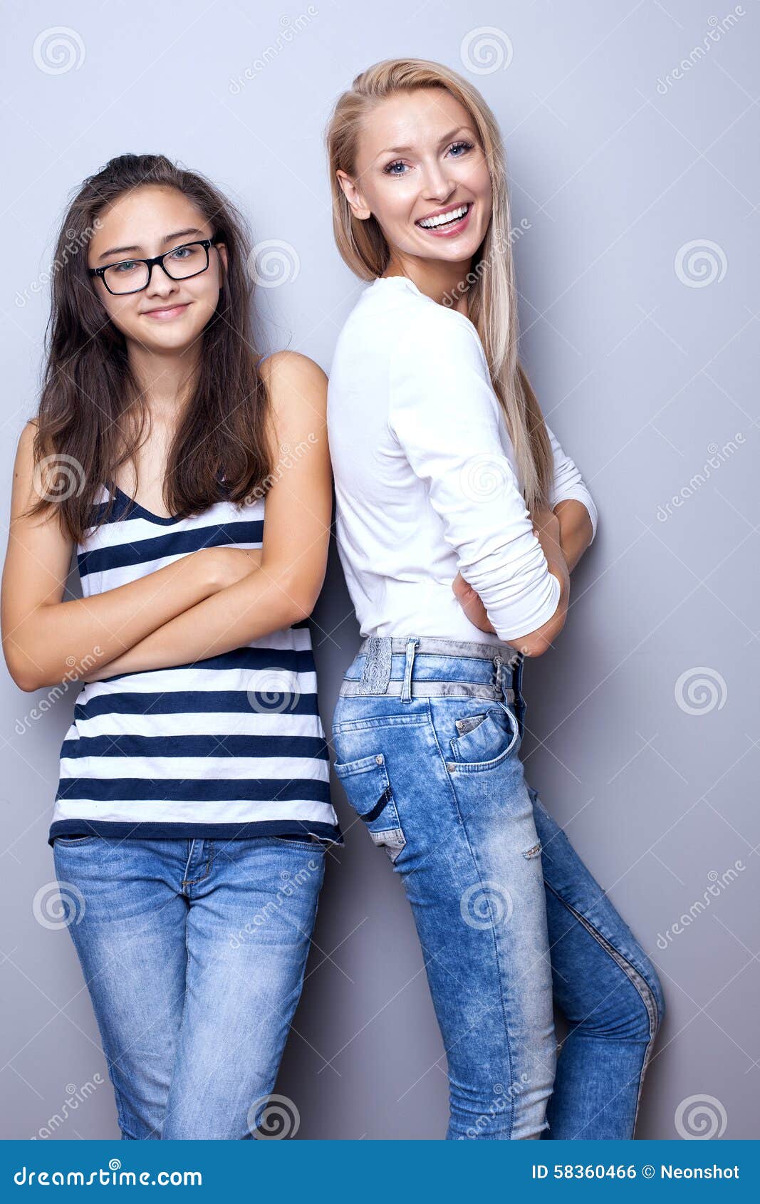 Posa Alla Moda Delle Ragazze Fotografia Stock - Immagine di bello ...