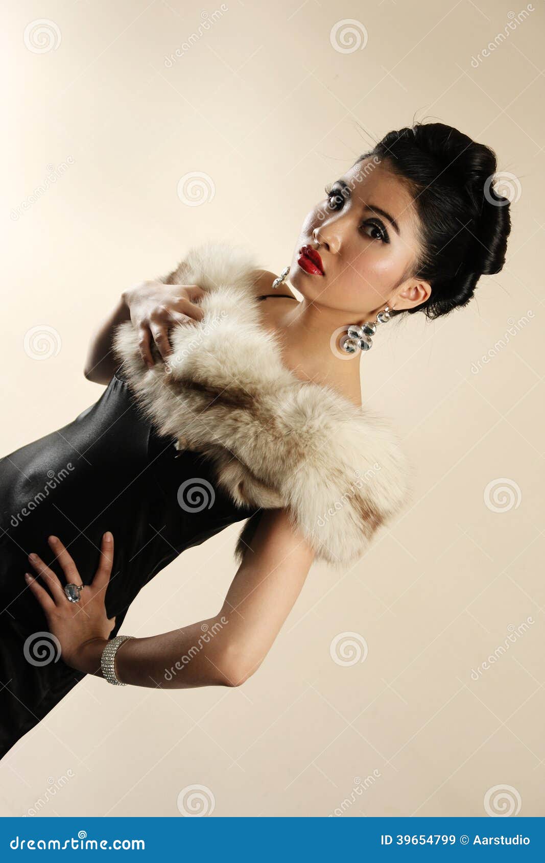 Posa bella di signora immagine stock. Immagine di irresistibile - 39654799