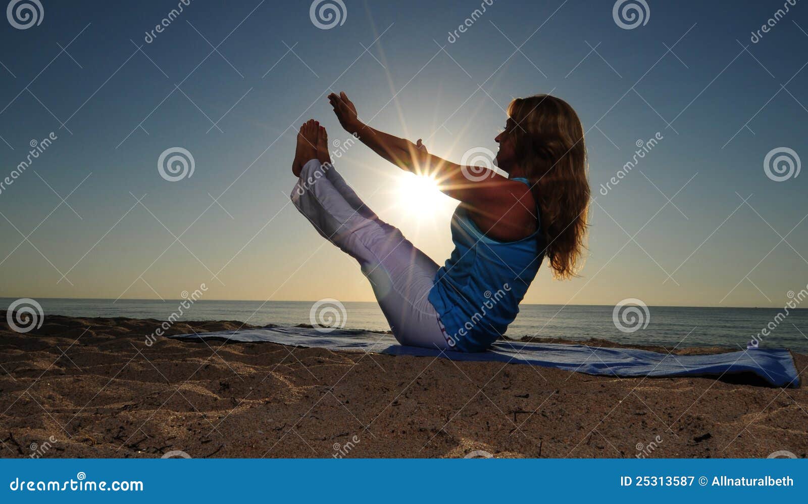 Posa Completa Di Yoga Della Barca Sulla Spiaggia Immagine Stock ...