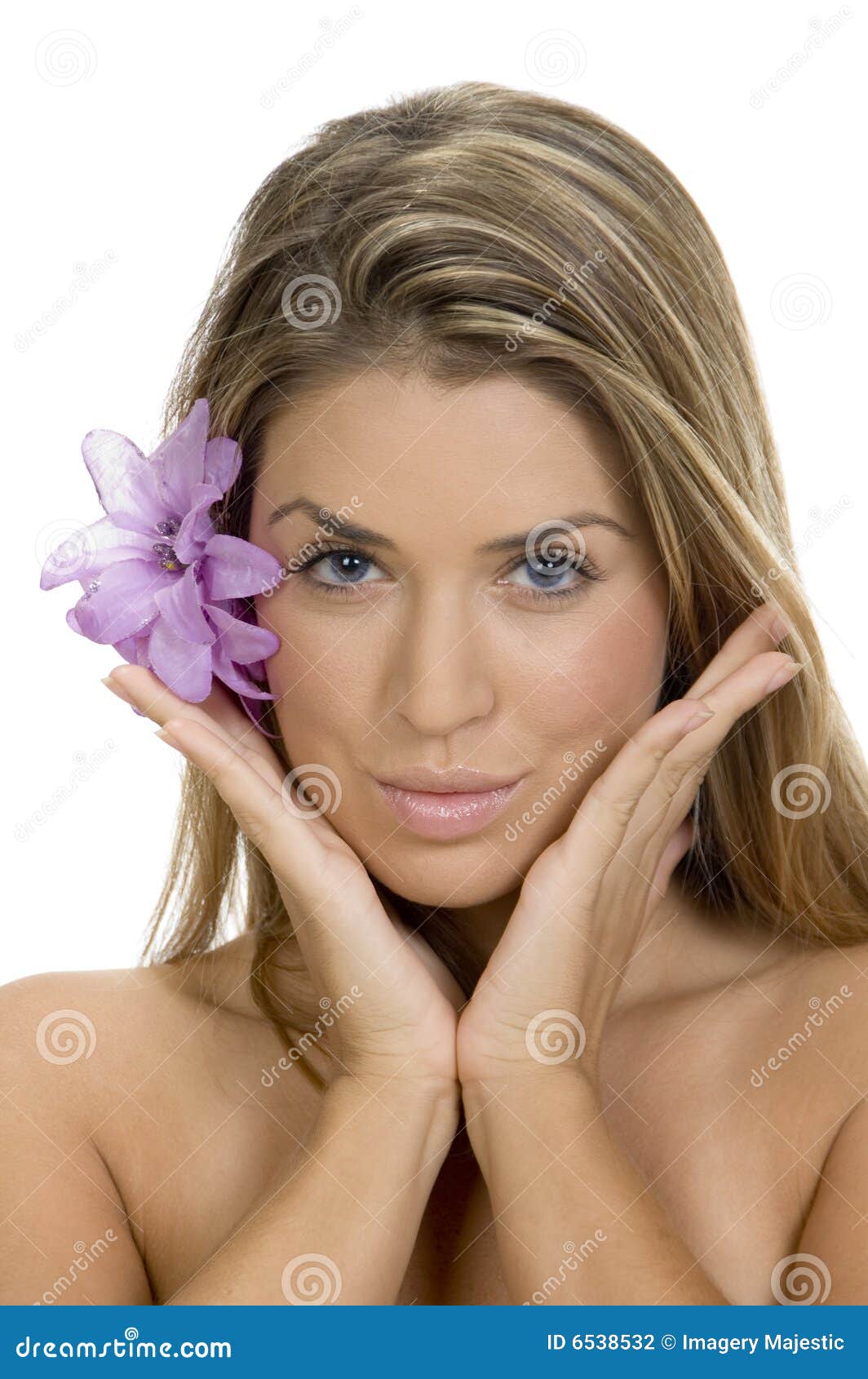 Posa Della Donna Con Il Fiore In Suoi Capelli Immagine. Immagine: 6538532