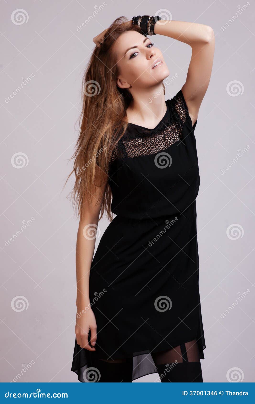 Posa Di Modello Della Bella Donna in Vestito Elegante Fotografia Stock ...