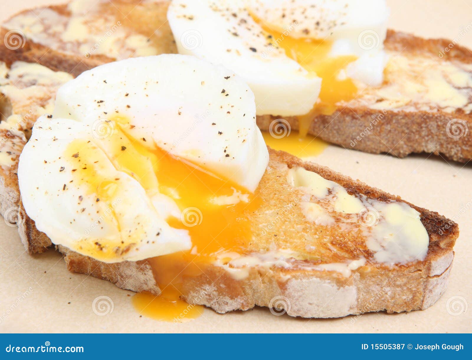 Poschierte Eier auf Toast stockbild. Bild von rustikal - 15505387