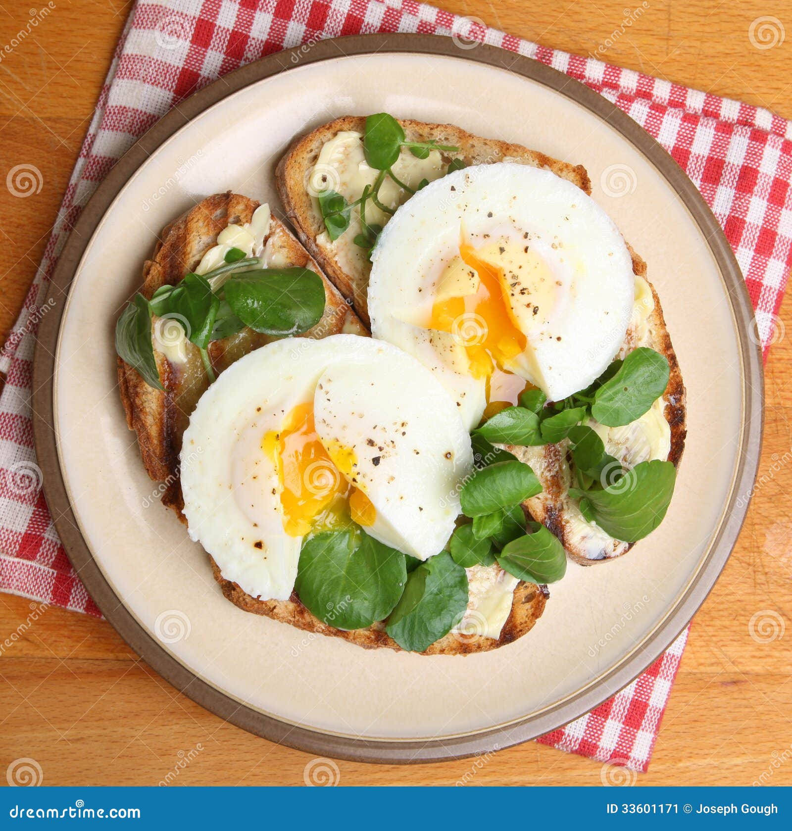 Poschierte Eier Auf Toast Von Oben Stockbild - Bild von kresse, eier ...