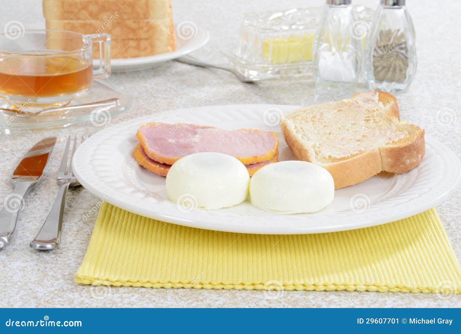 Poschierte Eier Toast Und Speck Stockbild - Bild von gebuttert, teller ...