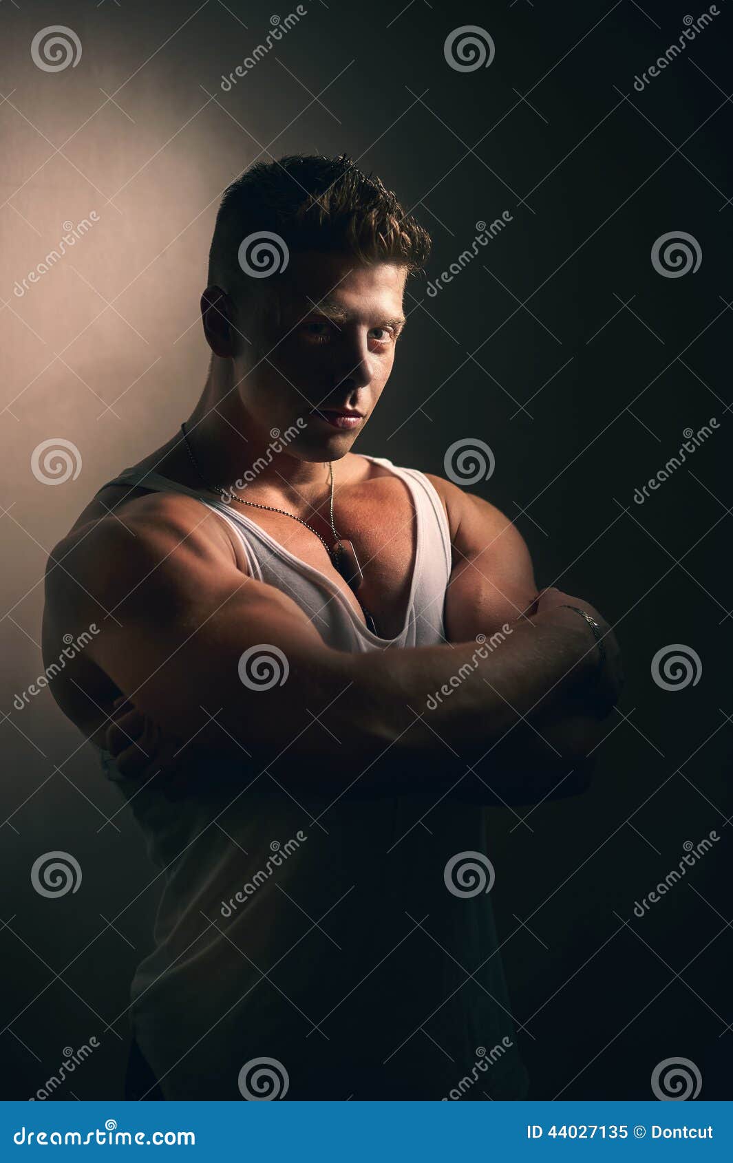 Pose belle de bodybuilder image stock. Image du émotions - 44027135