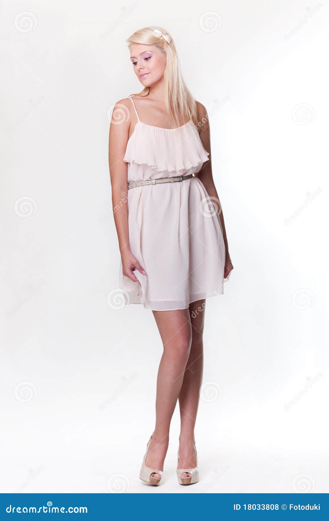 Pose Blonde Attrayante De Fille Photo Stock Image Du Cosmétologie