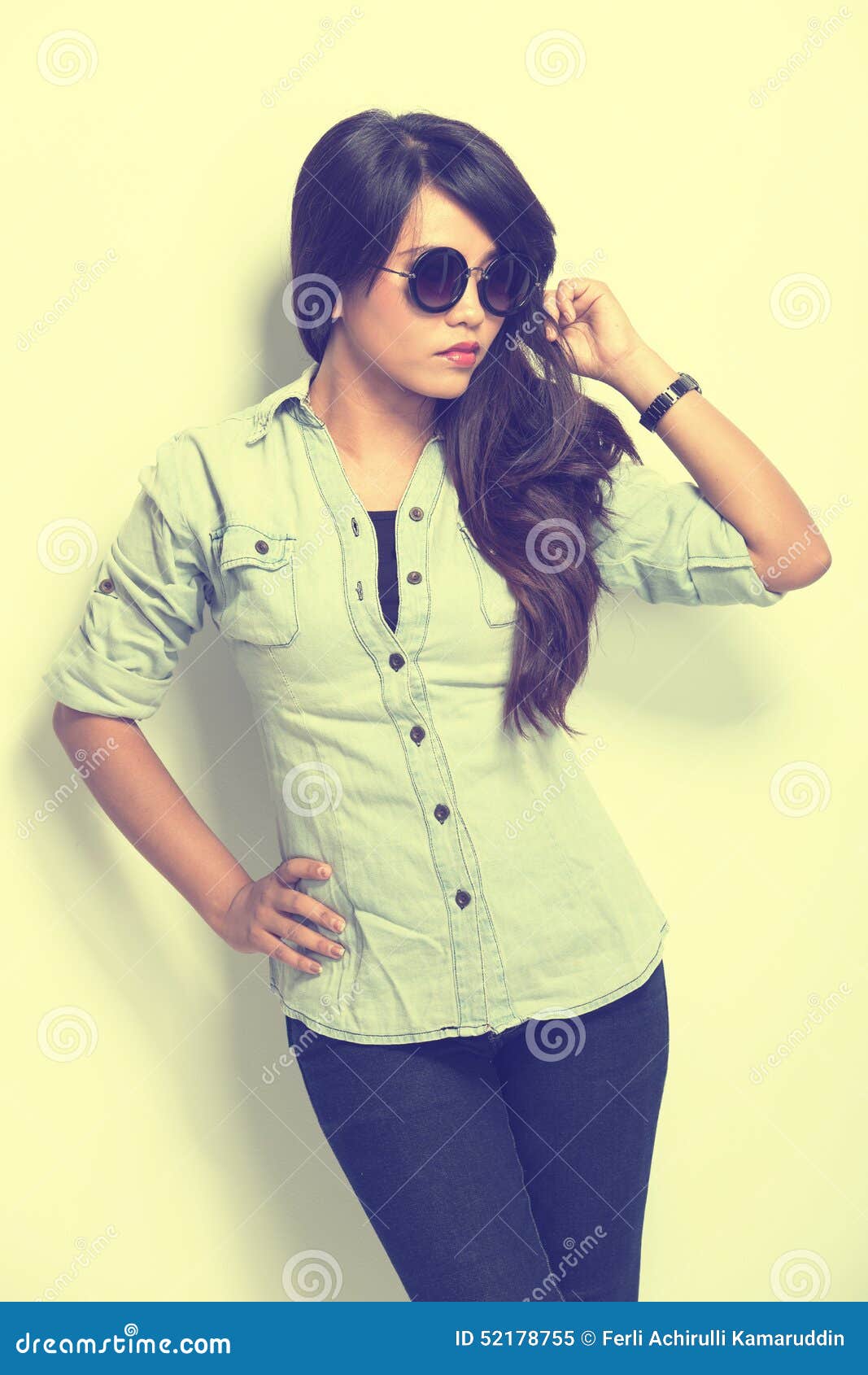 Pose chic de jeune fille image stock. Image du beauté - 52178755