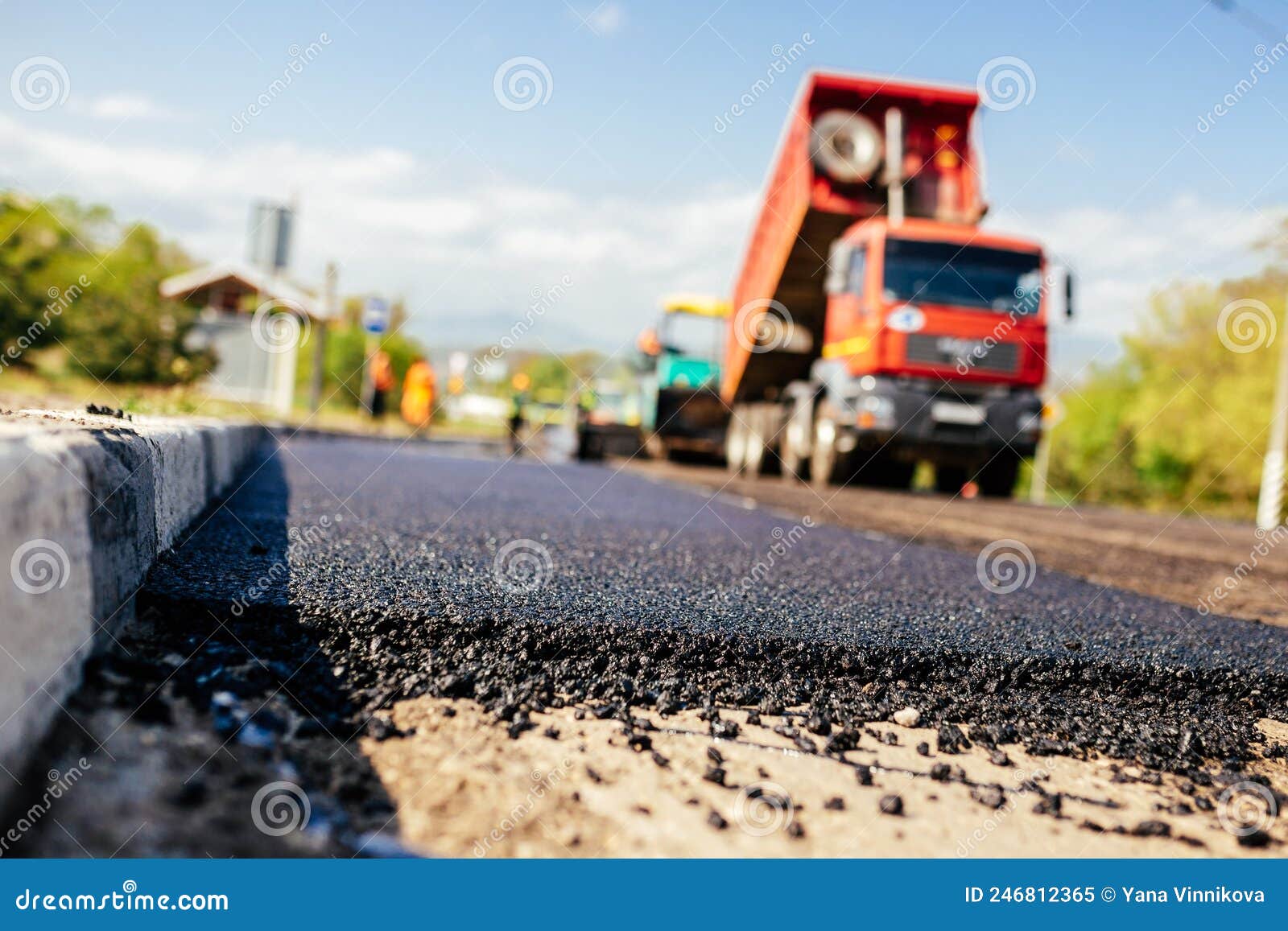 Pose D'une Nouvelle Asphalte Sur La Route. Construction De La Route ...