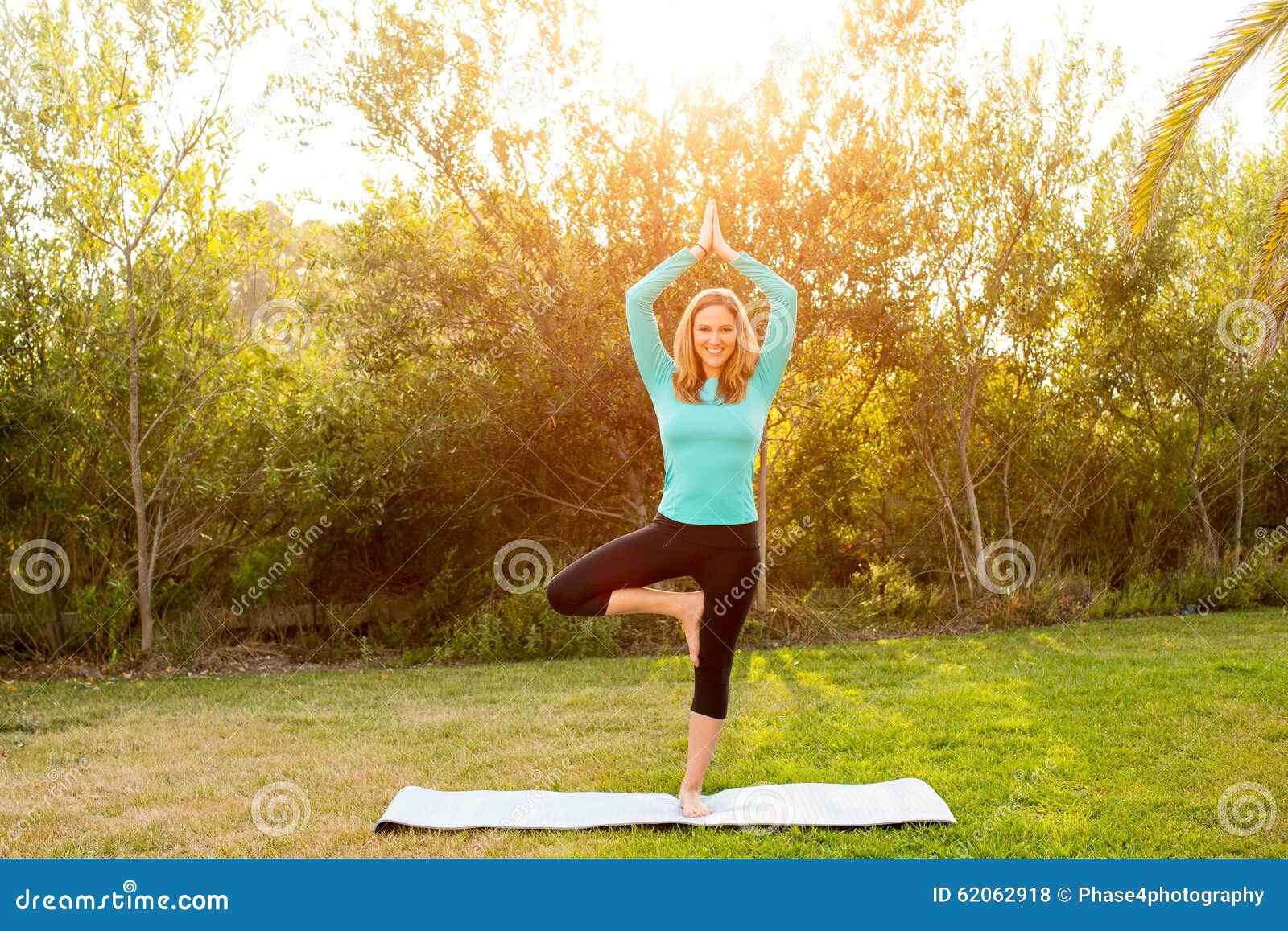 Pose da ioga da mulher foto de stock. Imagem de lifestyle - 62062918