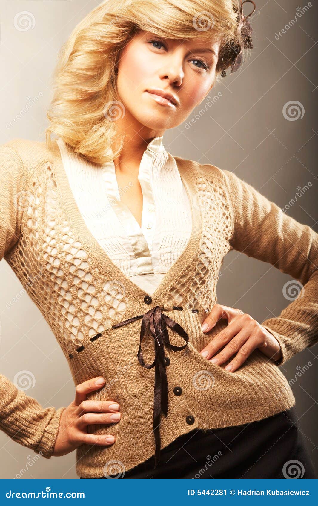 Pose de fille de mode image stock. Image du adultes, commerce - 5442281