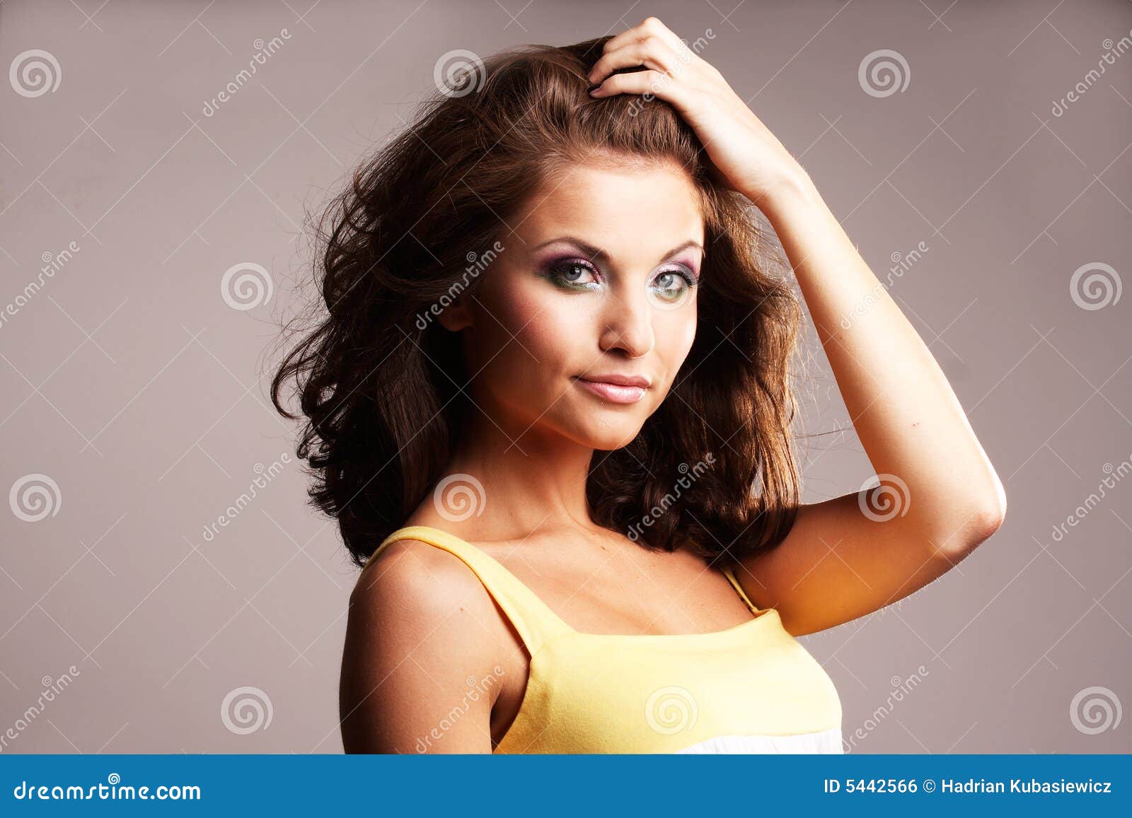 Pose de fille de mode photo stock. Image du pendillé, fille - 5442566