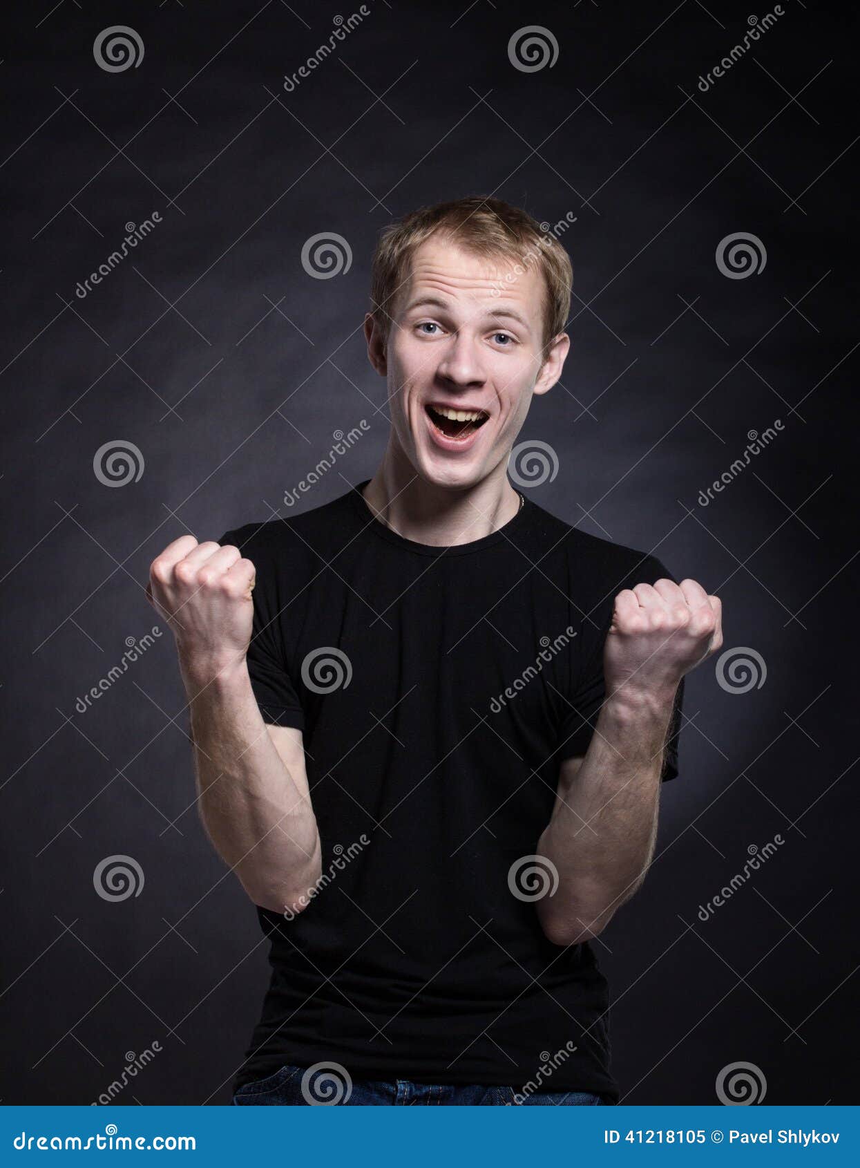 Pose de gagnant d'homme image stock. Image du modèle - 41218105