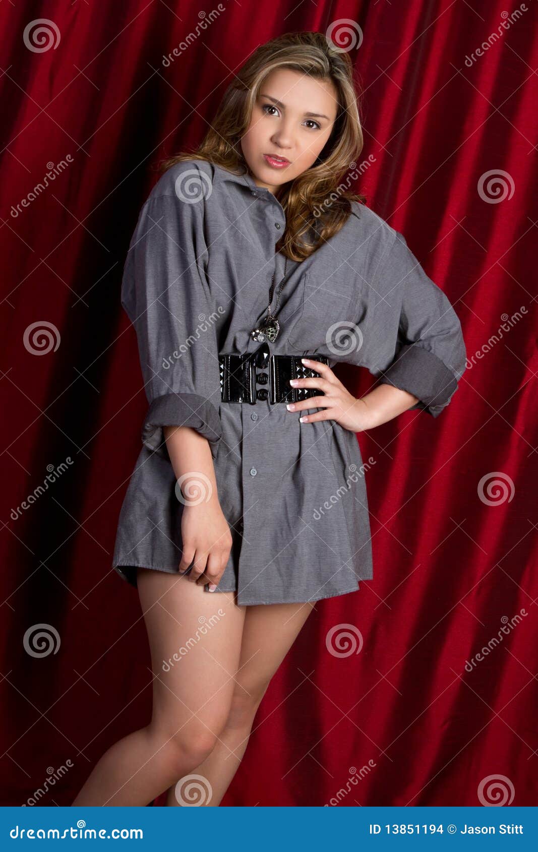 Pose de modèle de mode photo stock. Image du femme, rideaux - 13851194