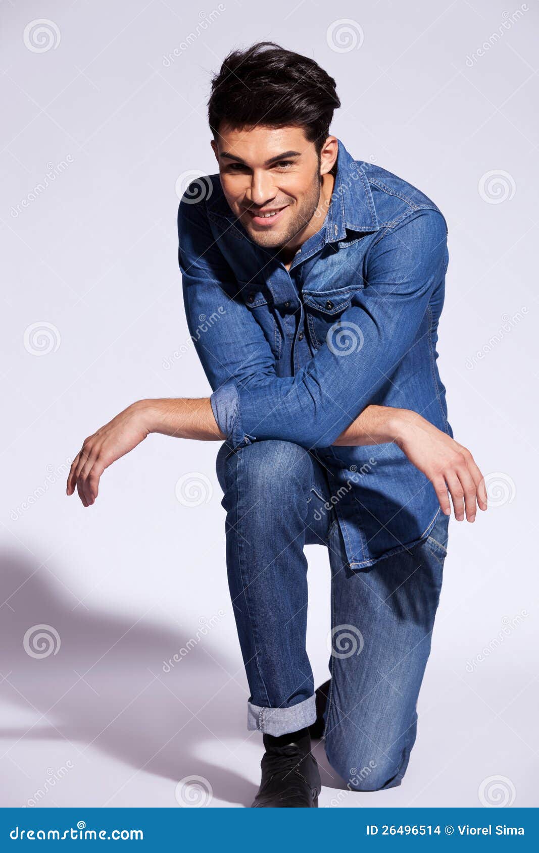 Pose Dell'uomo Su Un Ginocchio in Studio Fotografia Stock - Immagine di ...