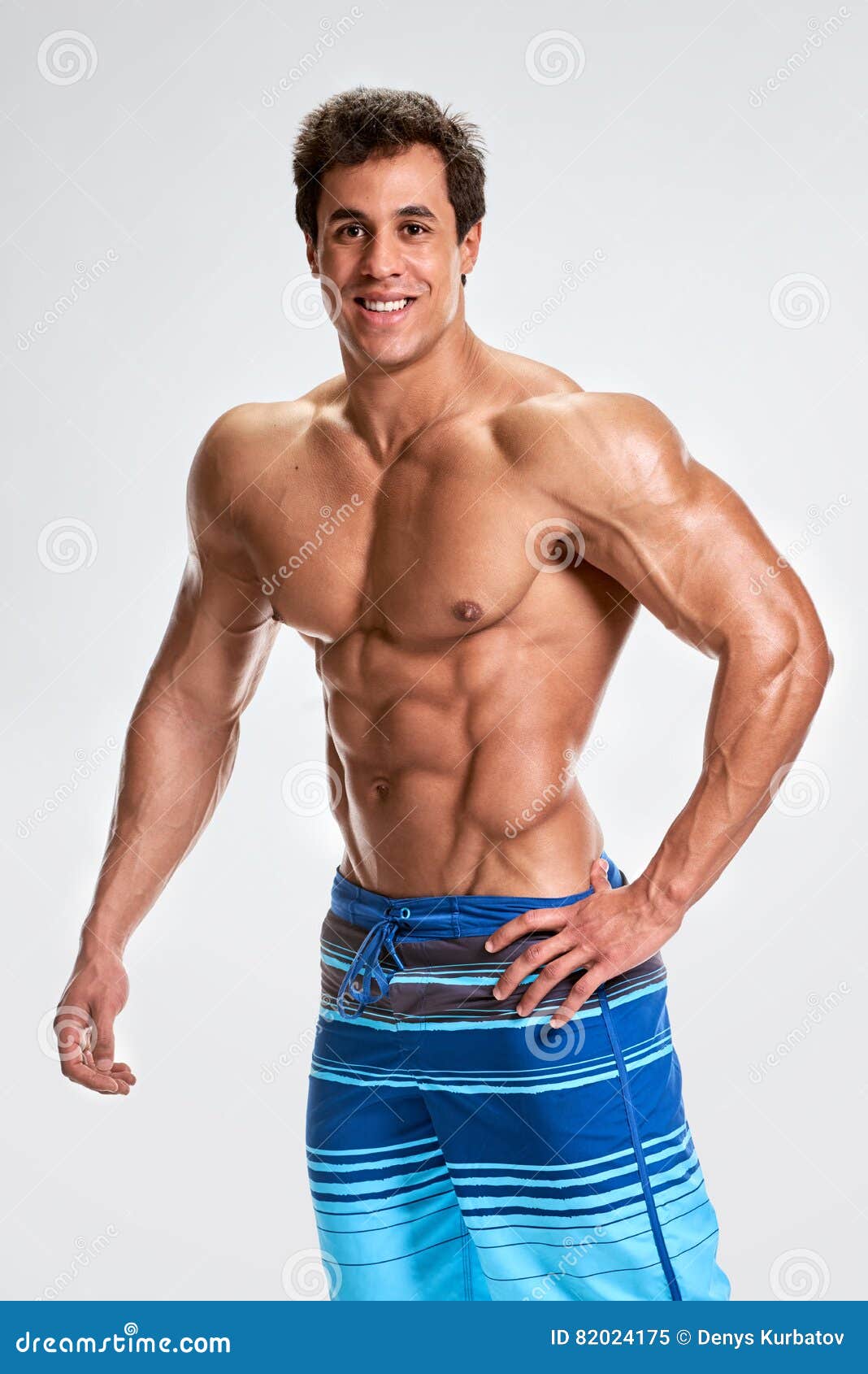Pose Du Bodybuilder Beau De Type Image stock - Image du athlète, santé ...