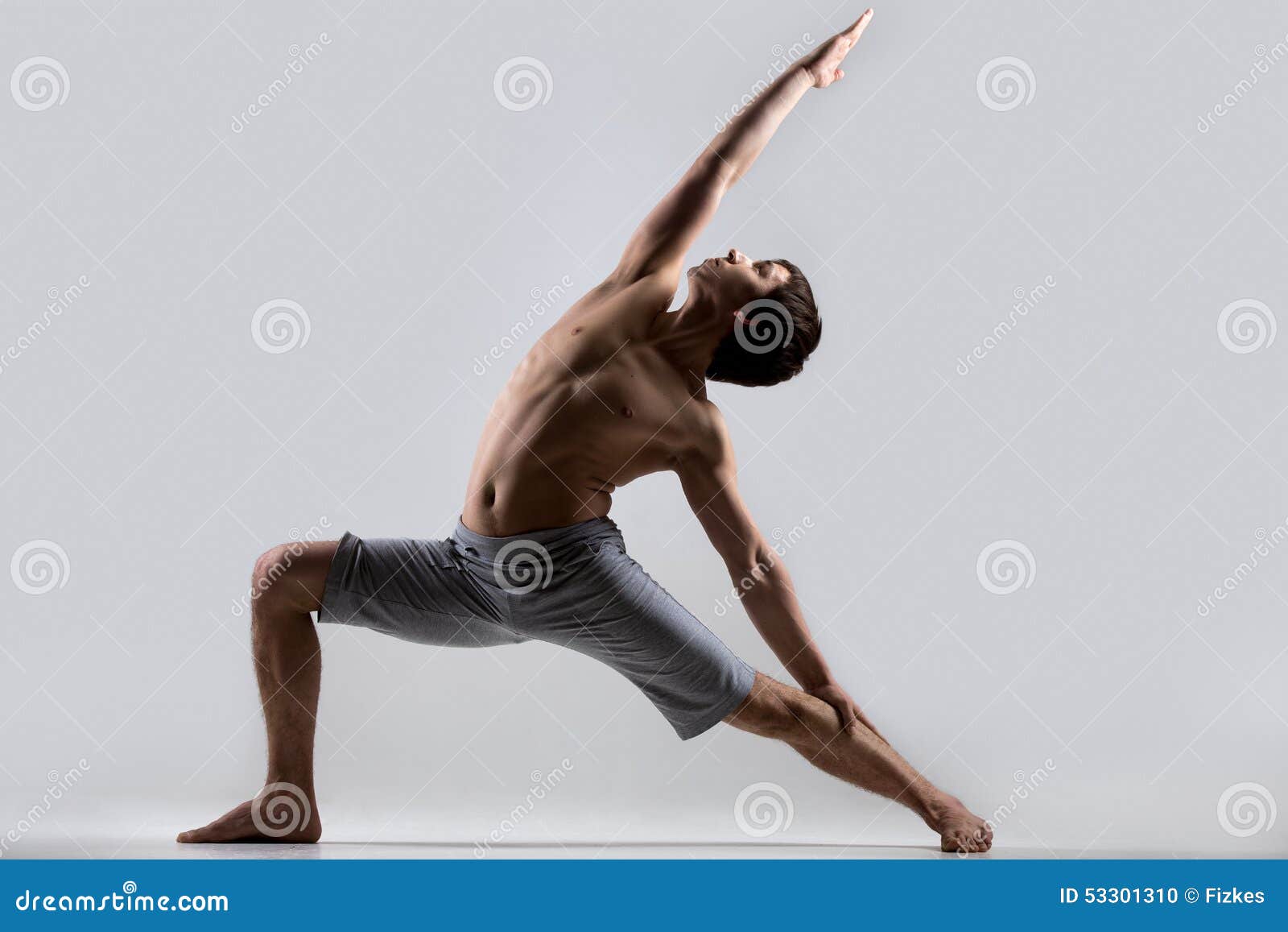 Pose Inverse De Guerrier De Yoga Photo stock - Image du inverse, fond ...