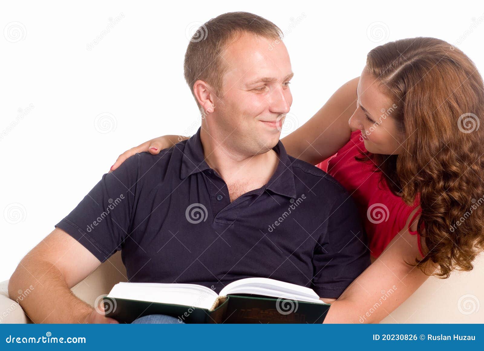 Pose mignonne de couples photo stock. Image du homme - 20230826