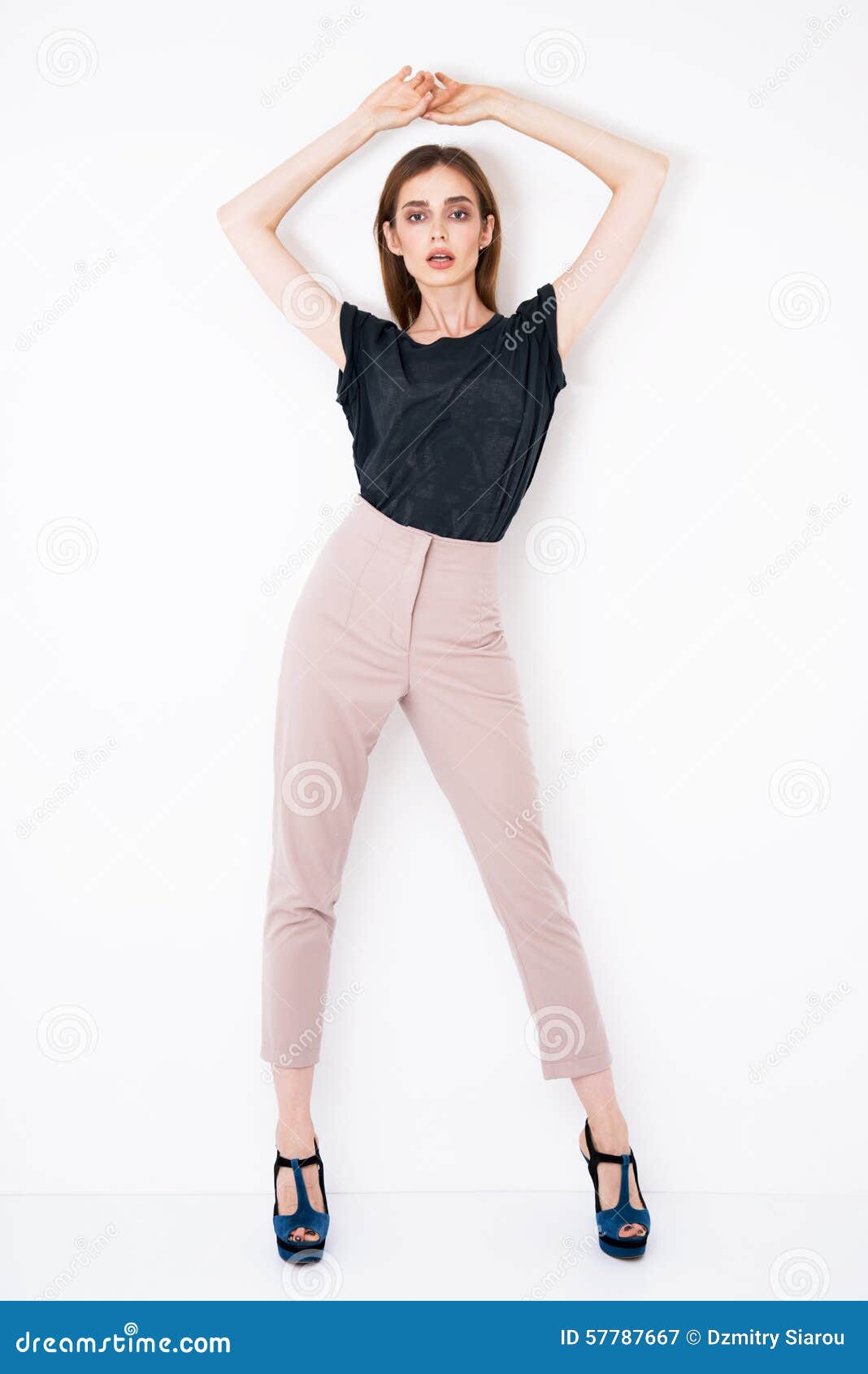 Pose Modelo No Fundo Branco No Estúdio Imagem de Stock - Imagem de ...