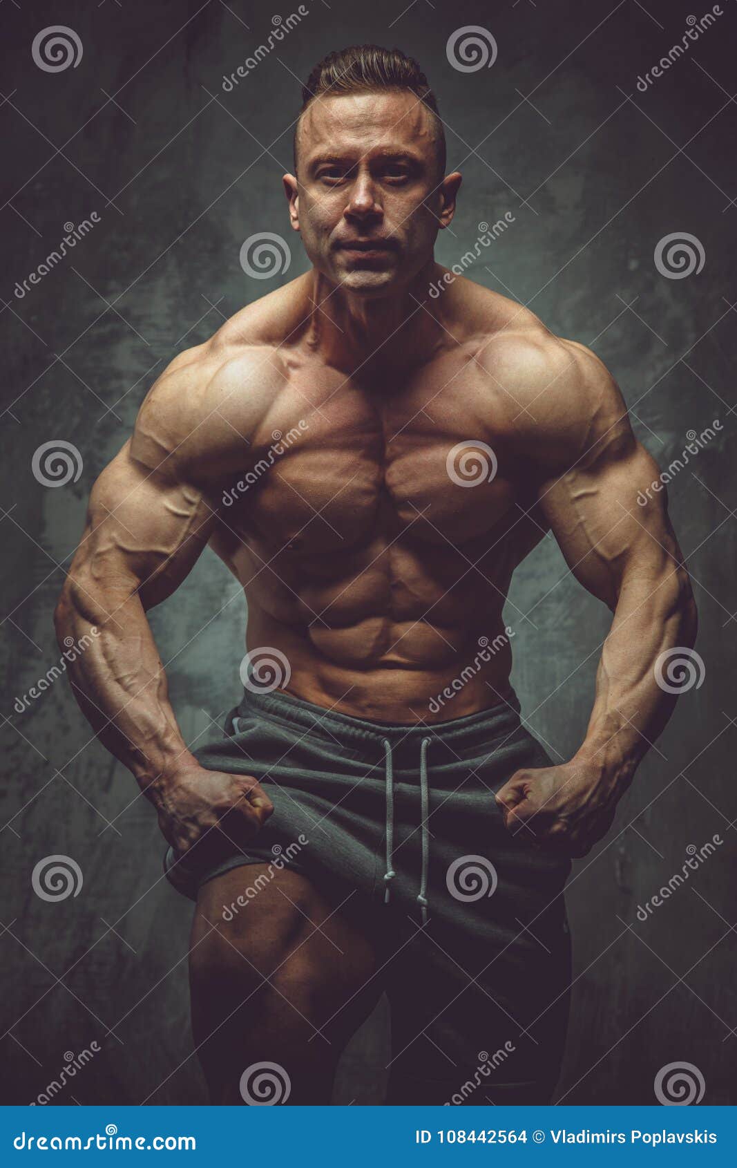 Pose Musculaire Belle De Bodybuilder Photo stock - Image du bodybuilder ...