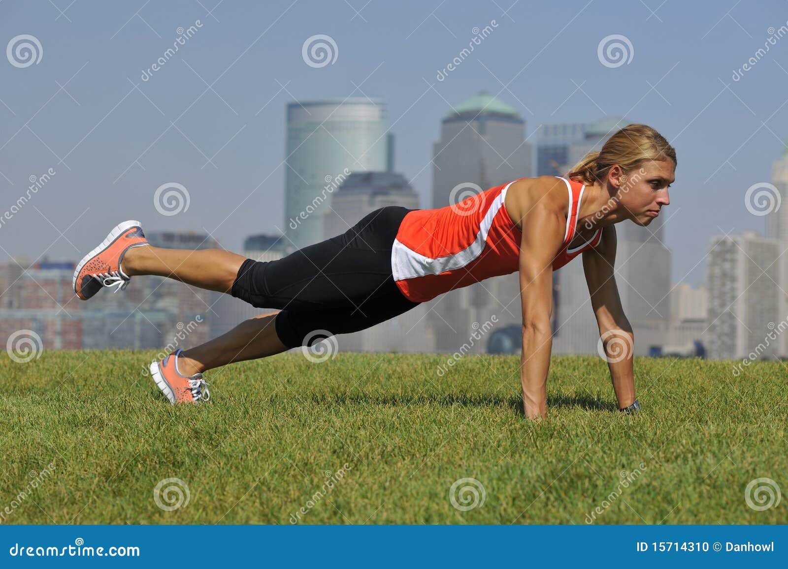Posiciones En Cuclillas En Parque Urbano Foto de archivo - Imagen de ...