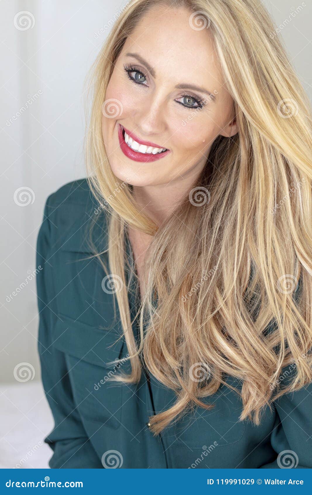 Posing in Modelo Rubio Hermoso Una Ambiente Familiar Imagen de archivo ...