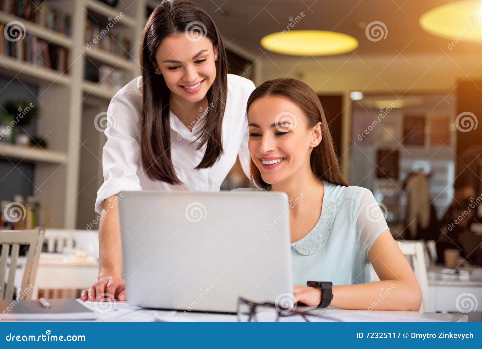 Positieve Collega's Die Samenwerken Stock Afbeelding - Image of ...