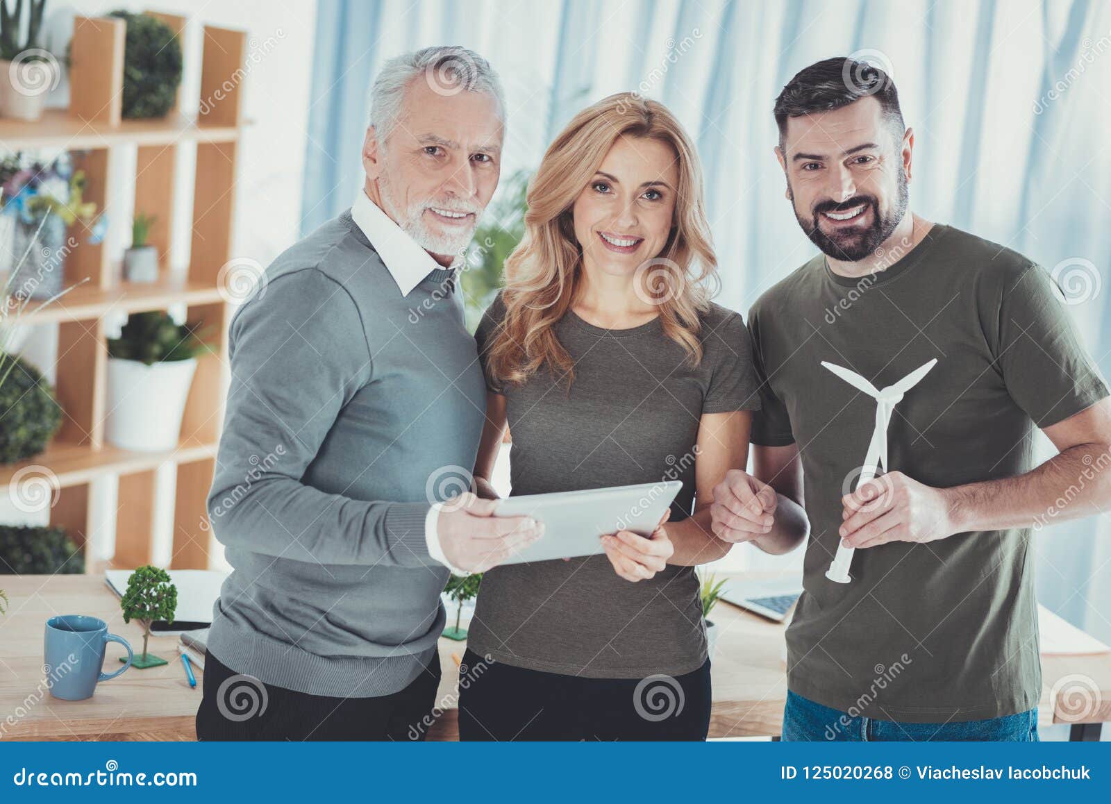 Positieve Drie Collega's Die Pluses Opsommen Stock Foto - Image of ...