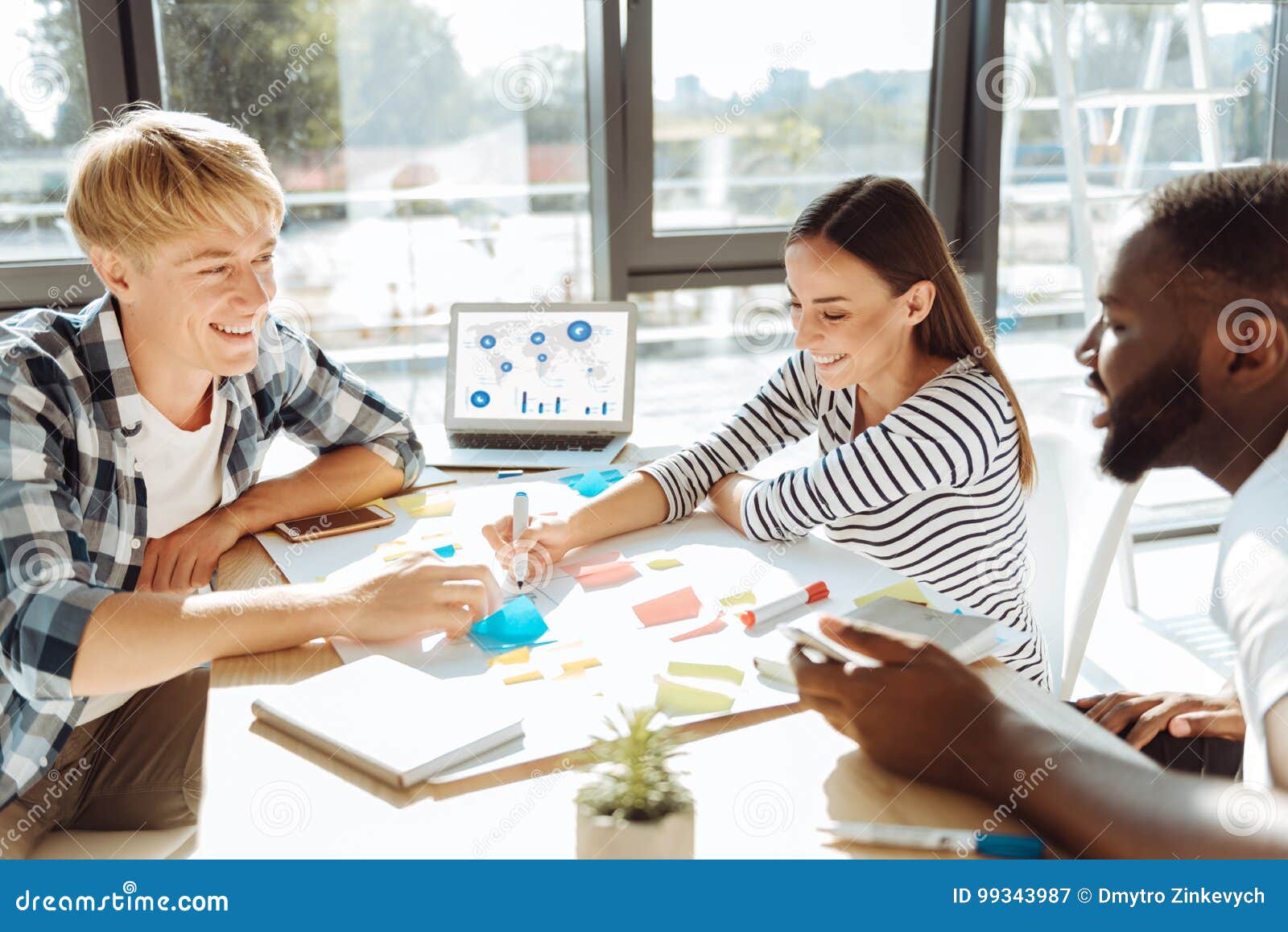 Positieve Enthousiaste Collega's Die Aan Het Project Samenwerken Stock ...