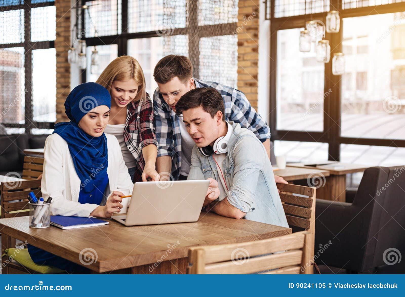 Positieve Internationale Studenten Die Samenwerken Stock Afbeelding ...