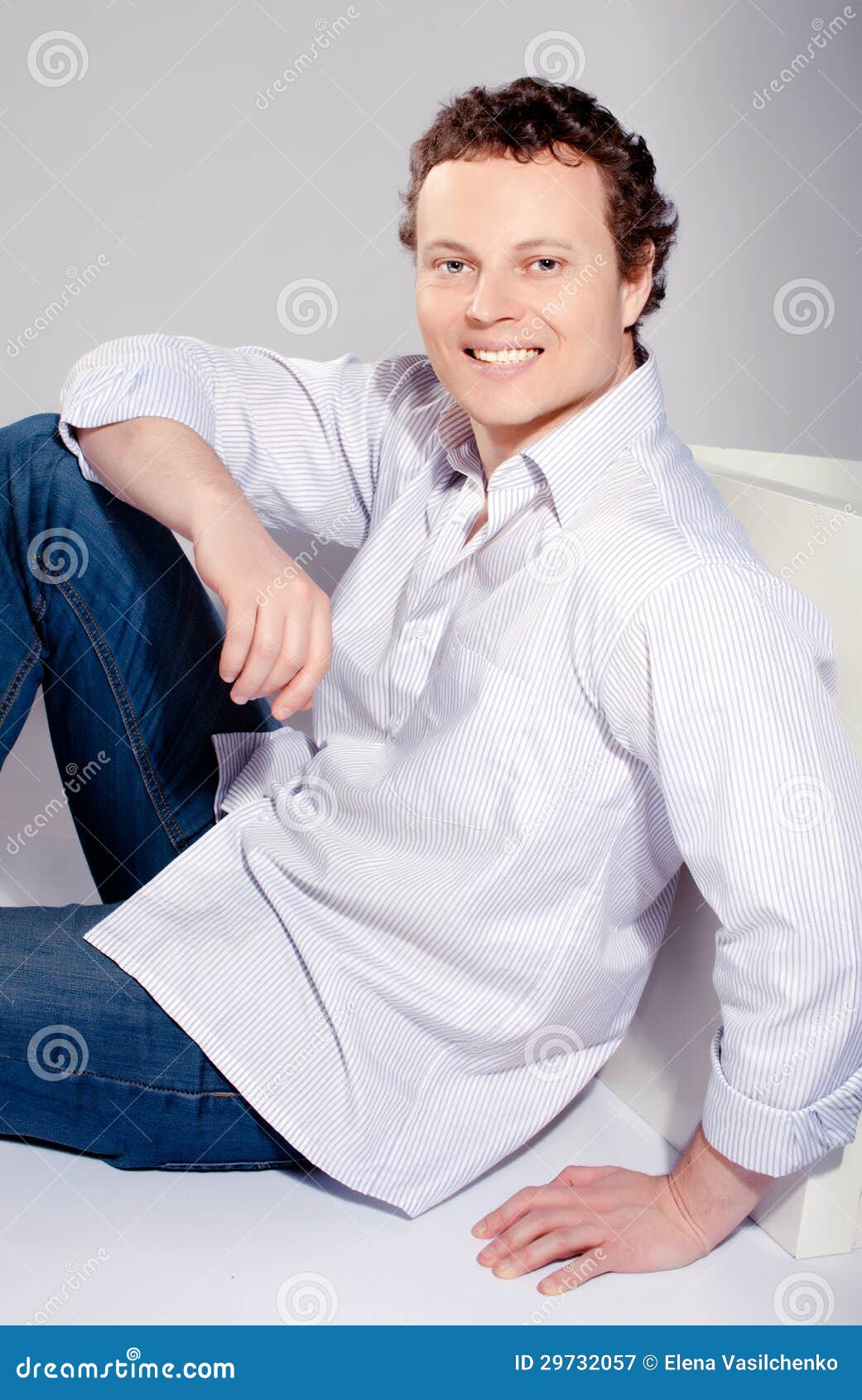 Knappe Mens Die Jeans Dragen Stock Afbeelding - Image of stijl, emotie ...