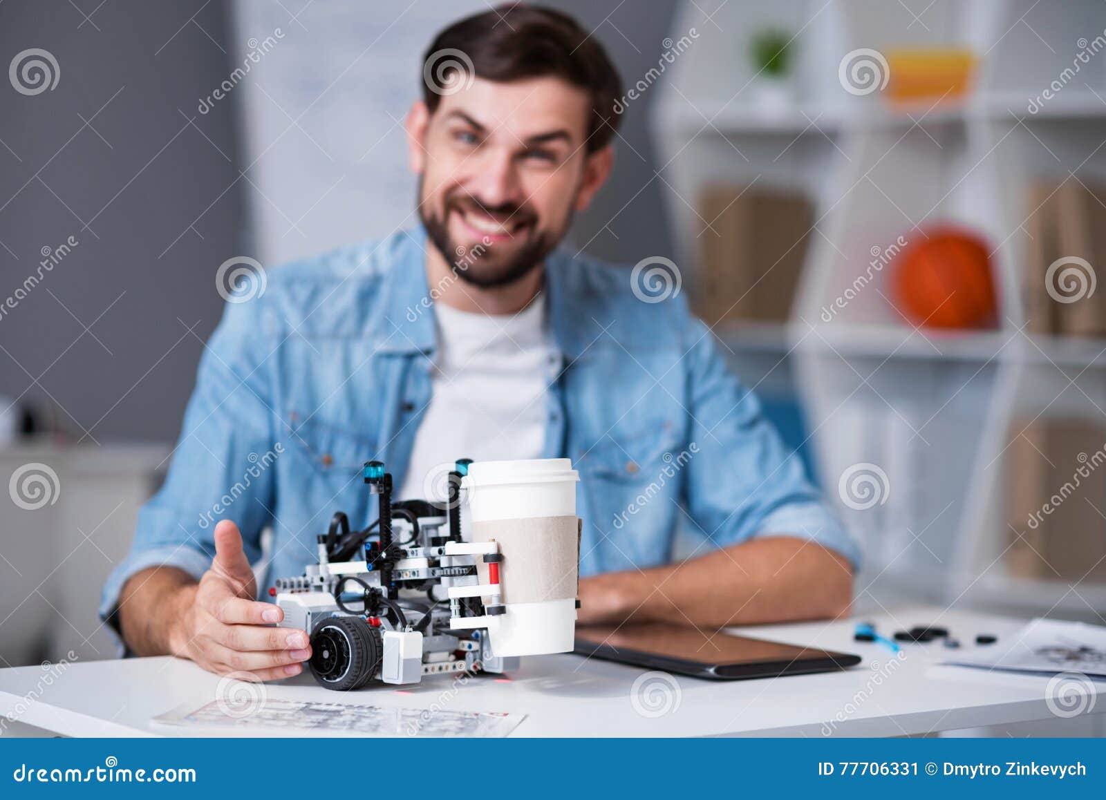 Positieve Mens Het Testen Robot Stock Afbeelding - Image of kaukasisch ...