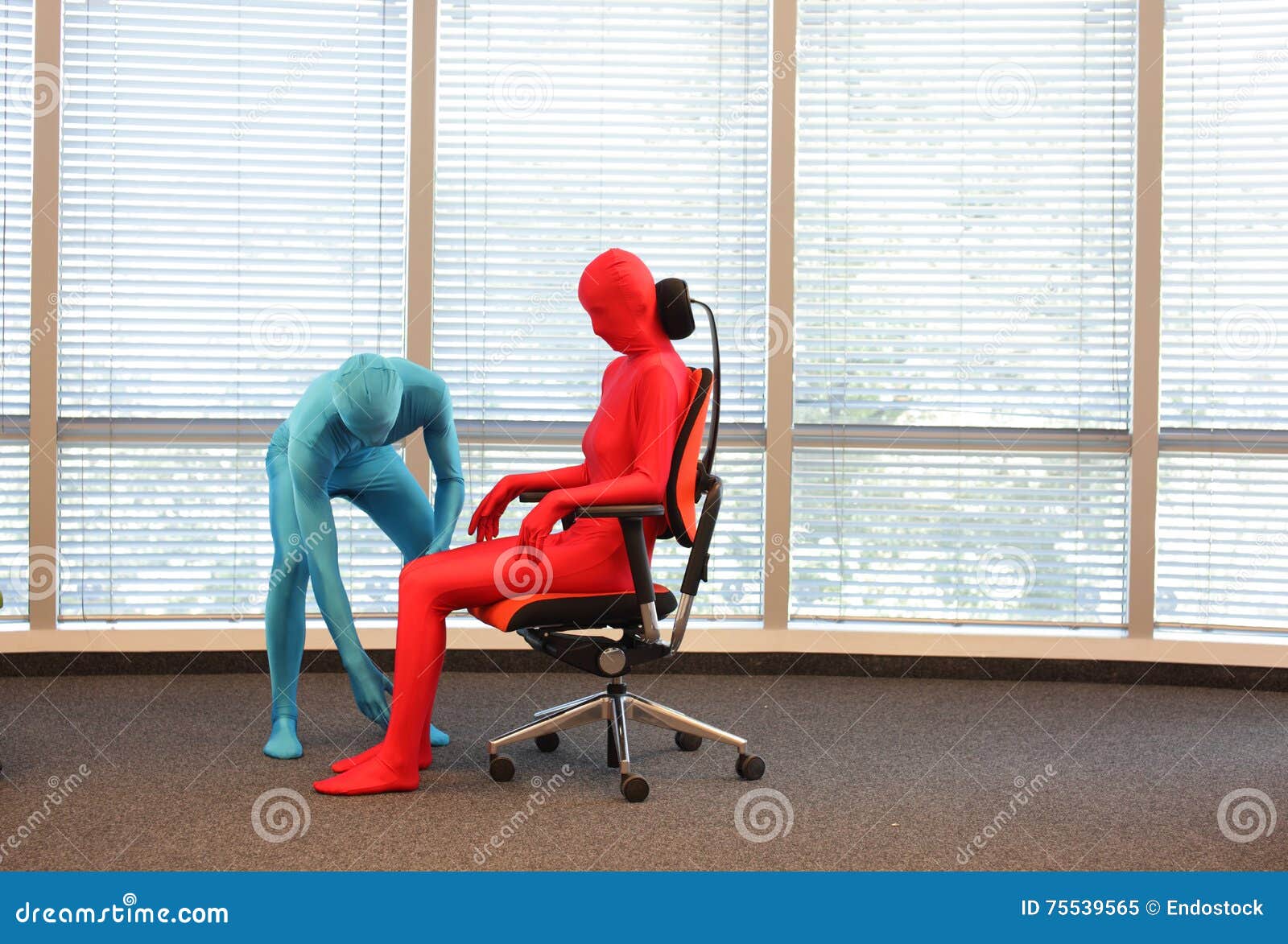 Position Assise Correcte Sur La Formation De Fauteuil De Bureau Image ...