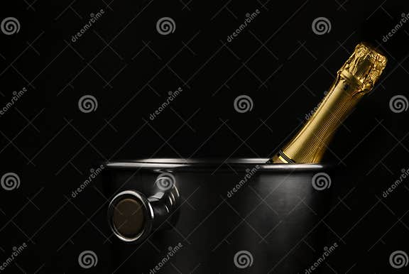Position de Champagne image stock. Image du bouteille - 26983485