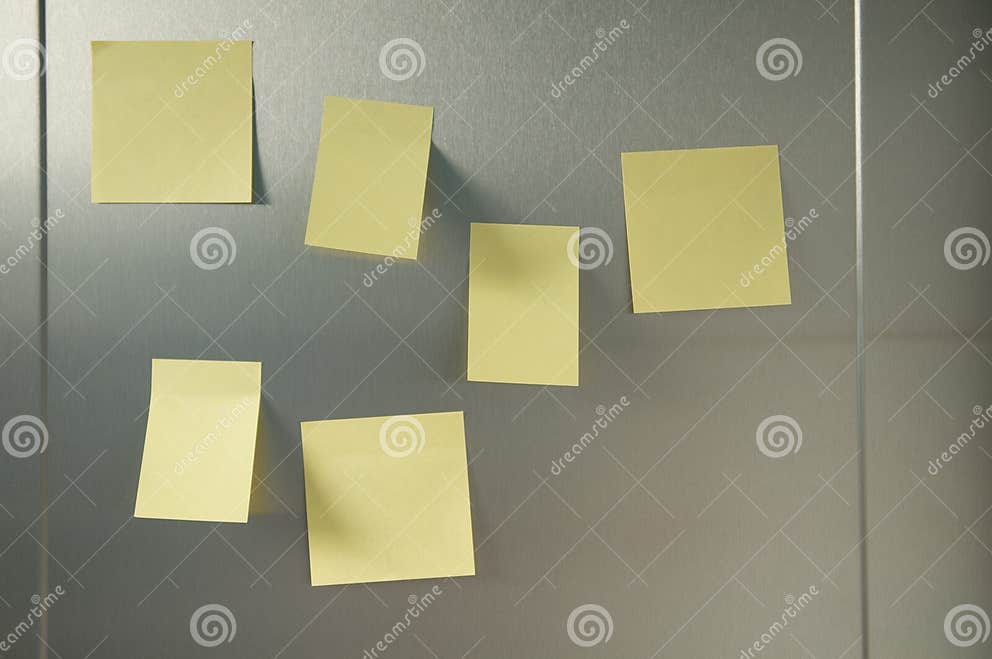 Post-it amarillo imagen de archivo. Imagen de nota, metal - 25999059