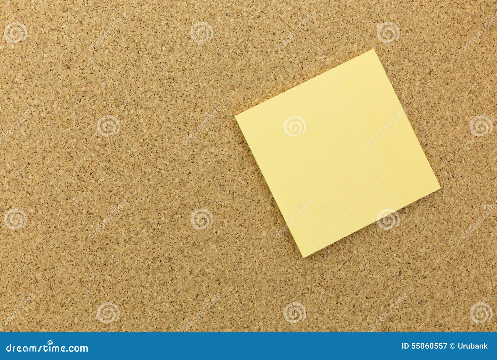 Post-it Amarillo En Tablero Del Corcho Imagen de archivo - Imagen de ...