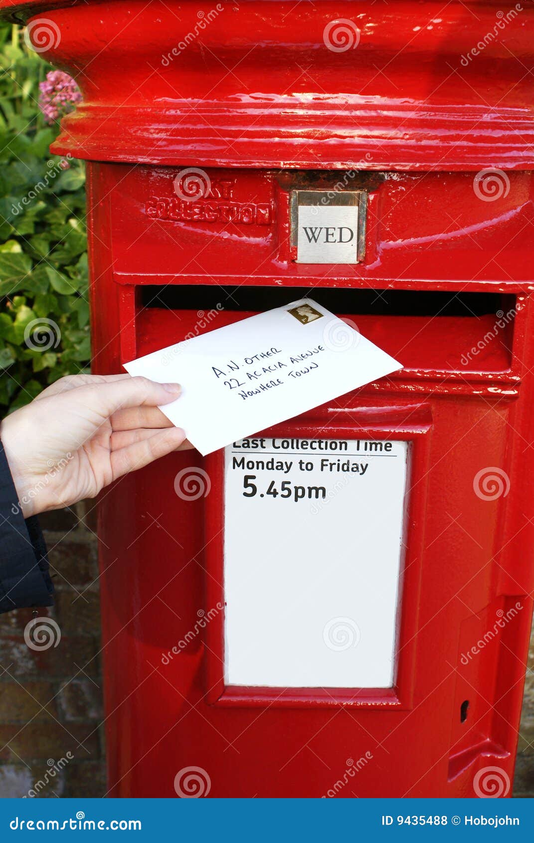 Post Brief in brievenbus stock foto. Image of dame, post - 9435488