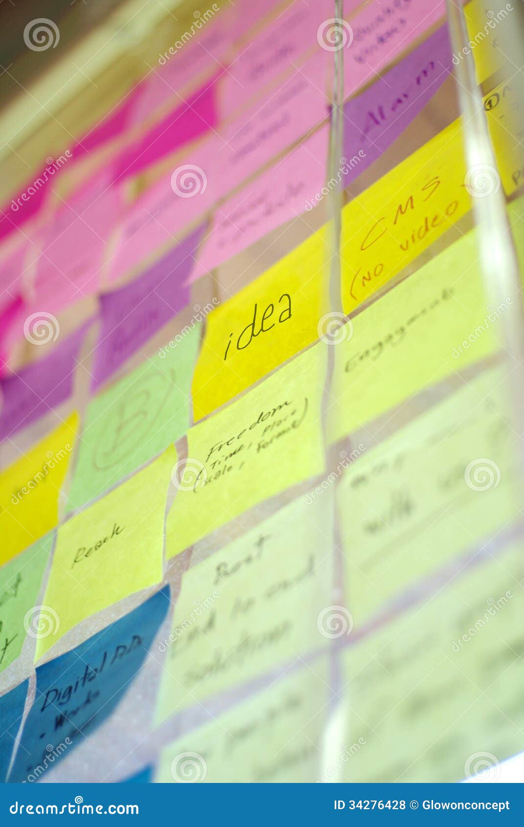 Post-it Colorido En La Pared De Cristal Foto de archivo - Imagen de ...