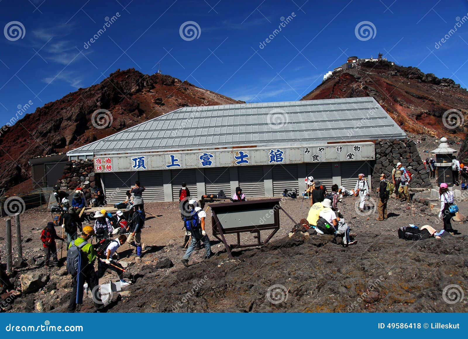 Mount Fuji And Red Maple Tree With Sweet Couple At Chureito Pagoda ...