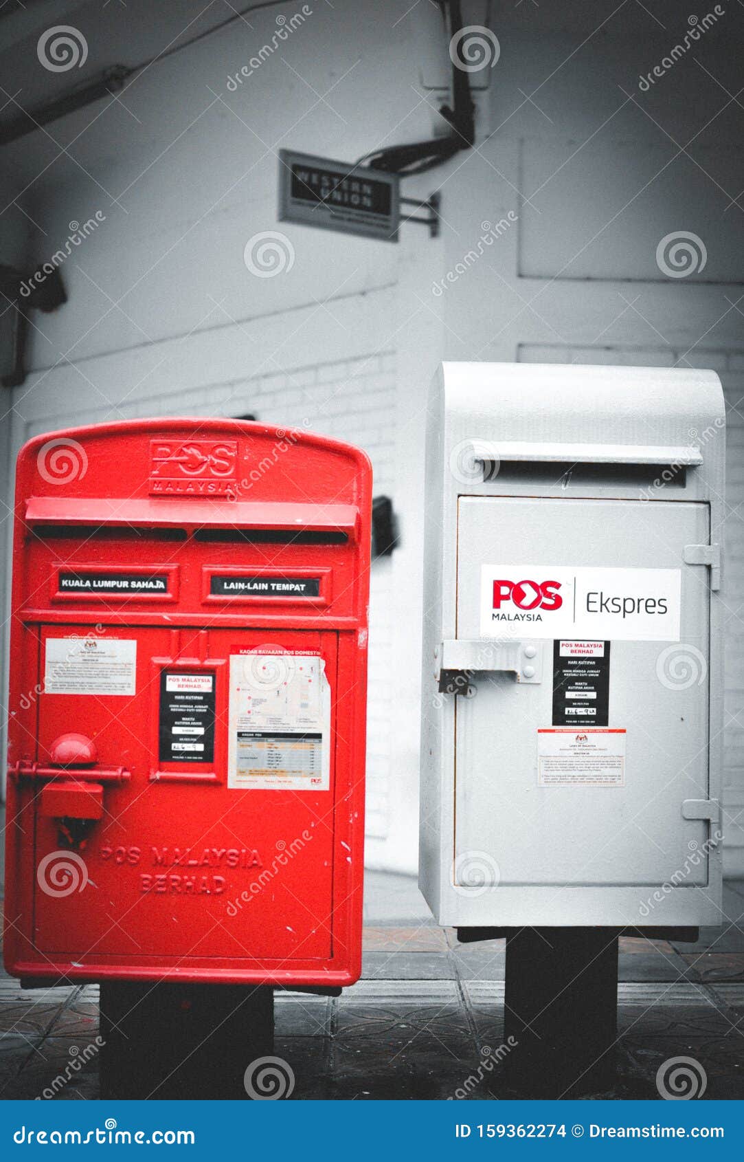 Post Rojo Y Otro Post Con Logo Rojo Imagen de archivo editorial ...
