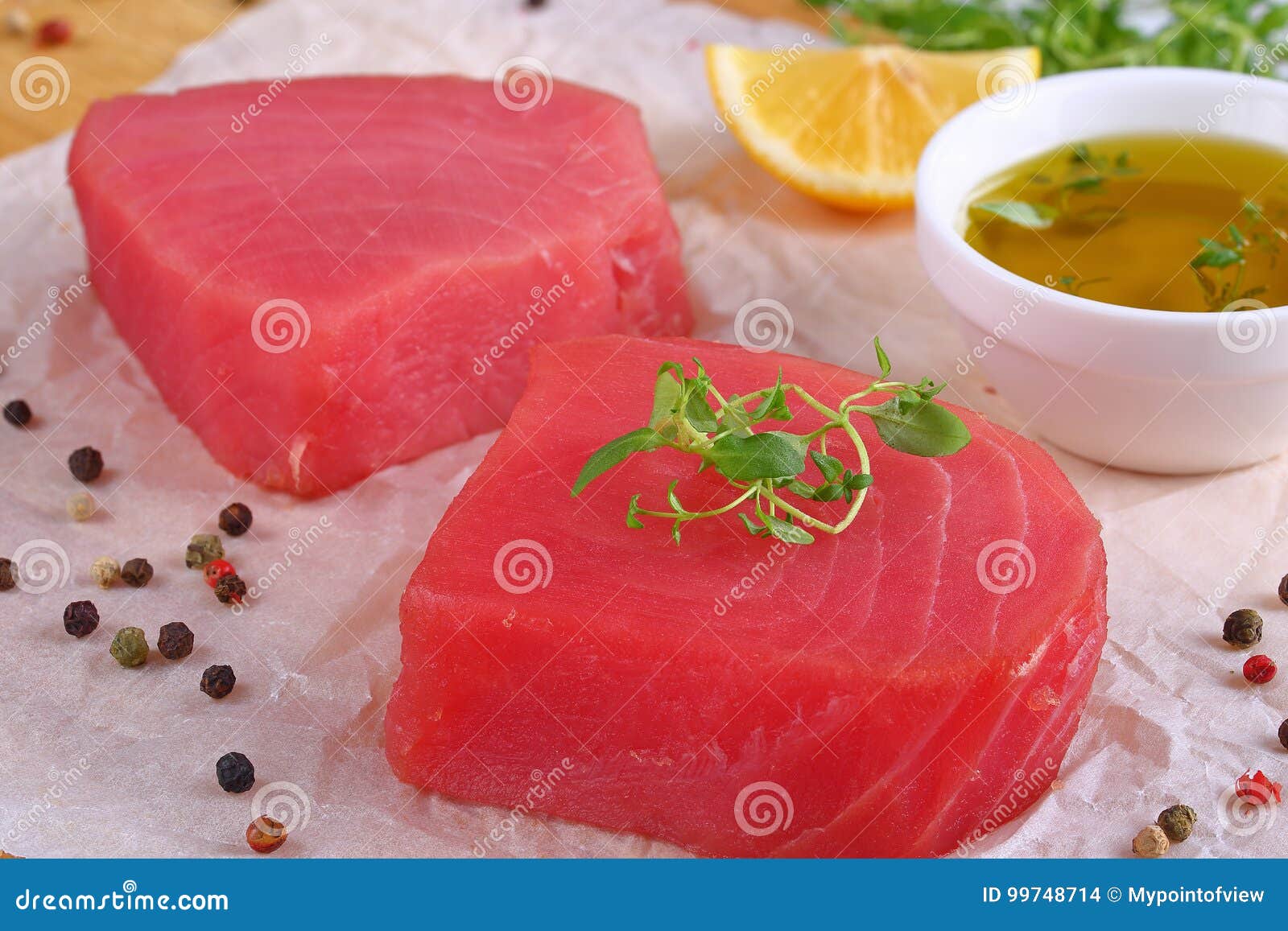 Postas Do Atum Na Placa De Corte Foto de Stock - Imagem de ervas, acima ...