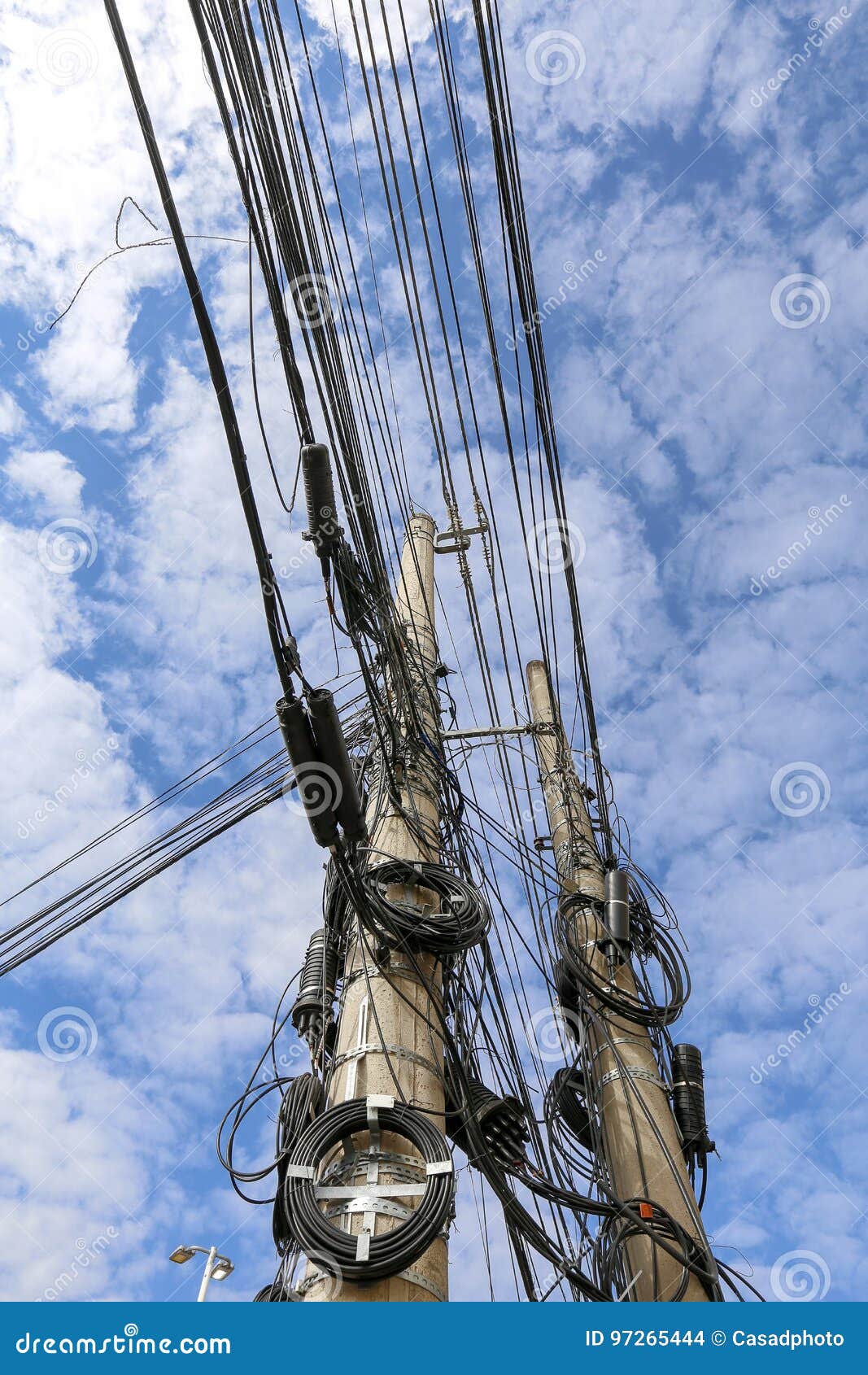 Poste Con Los Cables Y El Alambre Del Enredo Foto de archivo - Imagen ...