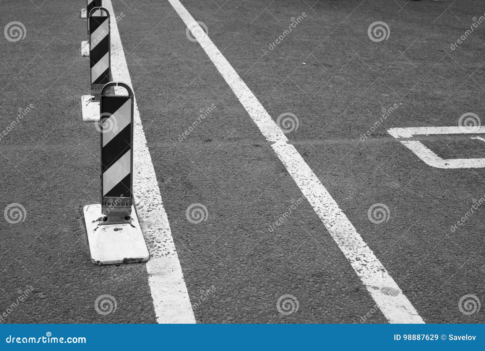 Poste D'avvertimento E Segnaletiche Stradali Della Strada a Strisce ...