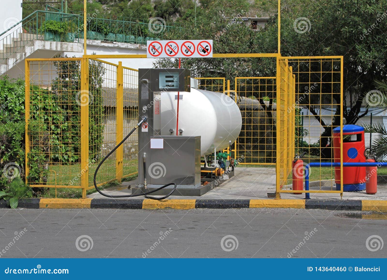 Poste d'essence de gaz photo stock. Image du automobile - 143640460